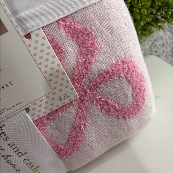cupcakes & cashmere | Bedding | Cupcakes And Cashmere Pink Bow Blanket ...